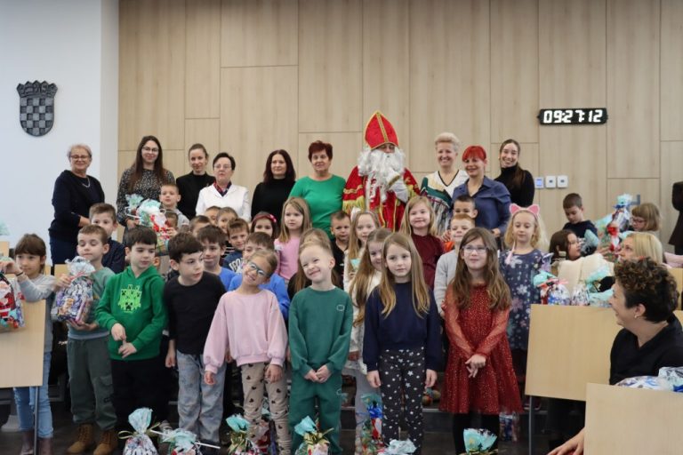 Najmlađi čestitali Dan grada: Mališani vrtića Radost i Maslačak oduševili nastupom u Gradskoj ...